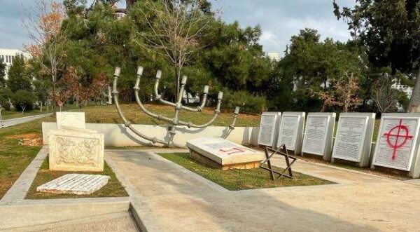 Bανδαλισμός του μνημείου στο ΑΠΘ – Τυπολογος
