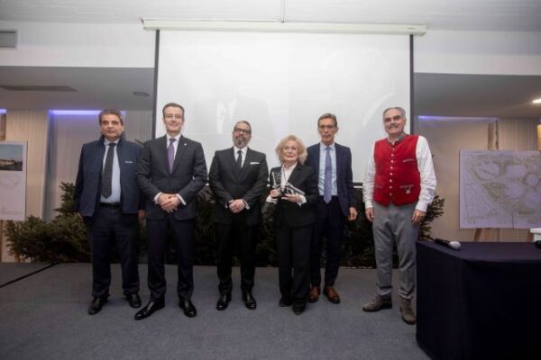 Τιμήθηκαν δυο εμβληματικοί πρόεδροι της ΔΕΘ – Τυπολογος